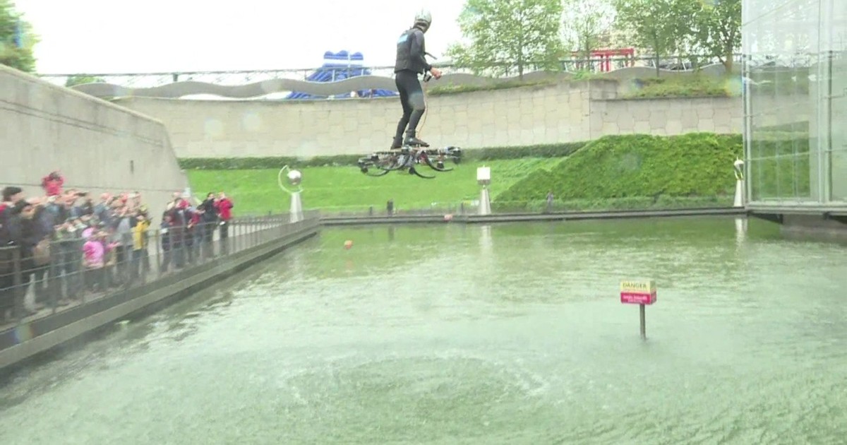 G1 - Inventor demonstra skate voador em feira de Paris - notícias em Mundo