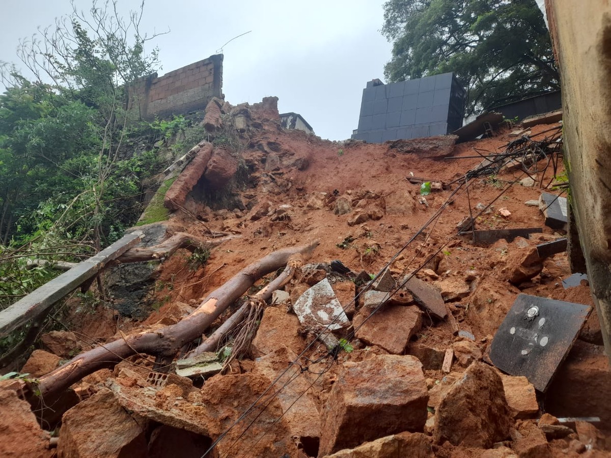 Barranco de cemitério desmorona em Teófilo Otoni e leva lama e caixão ...