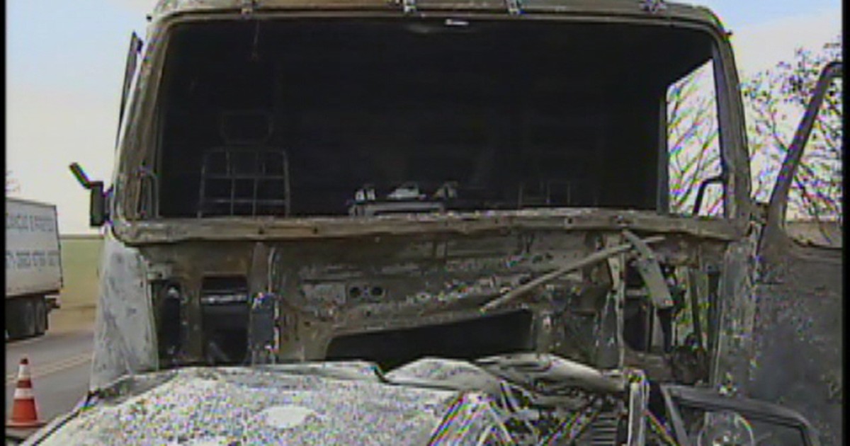 G1 - Motorista morre carbonizado após bater de frente com caminhão bi-trem - notícias em Bauru e ...