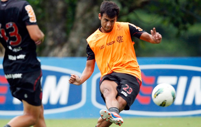 Meia de origem, Camacho recua e se coloca à disposição como 1° volante