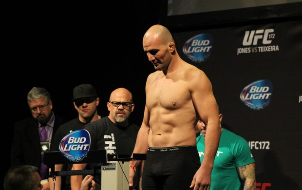 Glover cumpre promessa e convida amigo para seu córner contra Jones ...