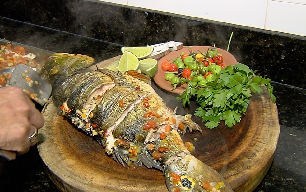 Chef ensina como preparar receita de tucunaré recheado com vinagrete e ...