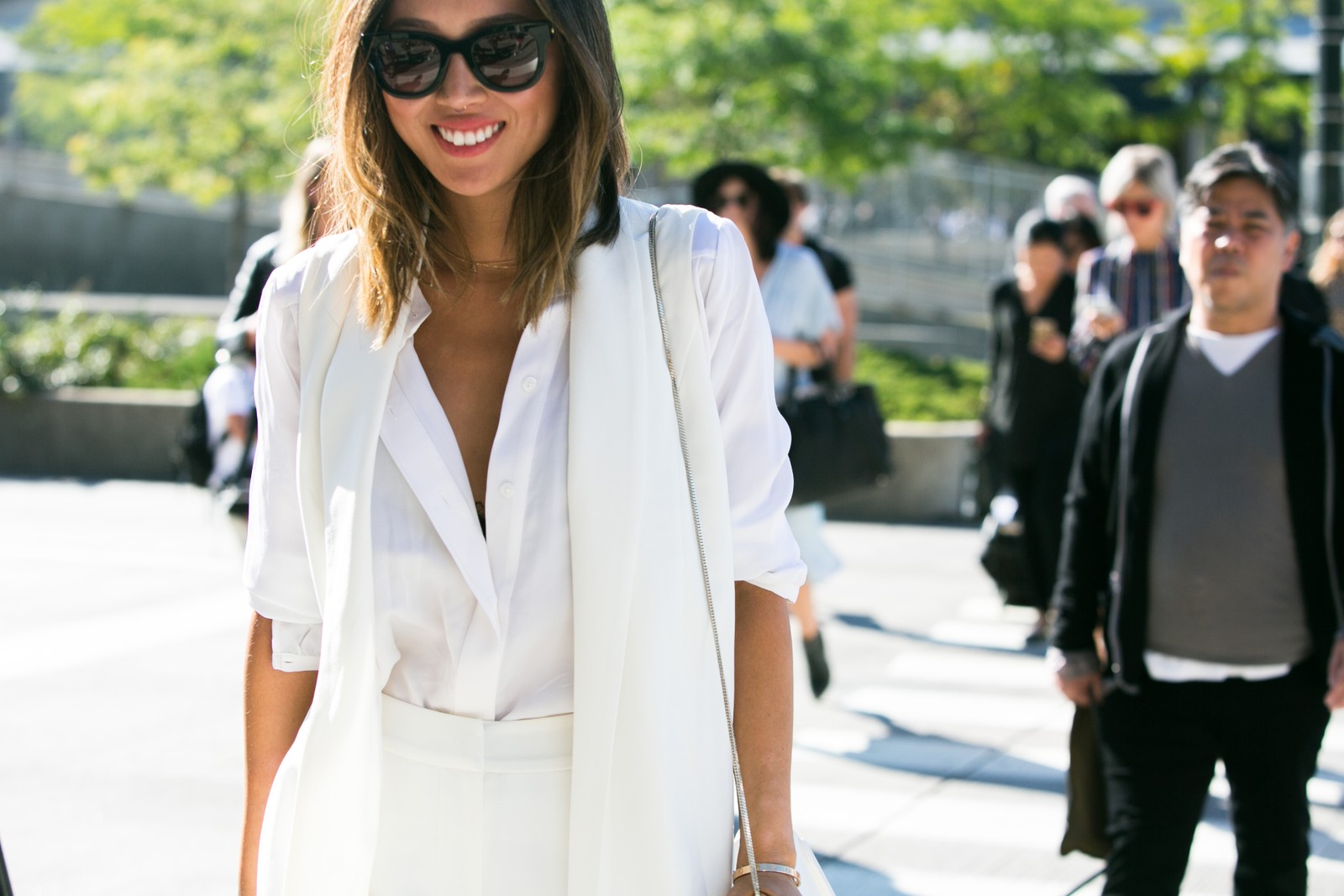 Street style: fashionistas se dividem entre minimalismo e looks fun ...