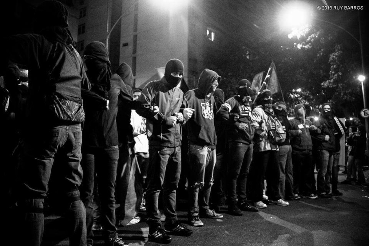 Polícia prende membros do Black Blocs por suspeita de vandalismo ...