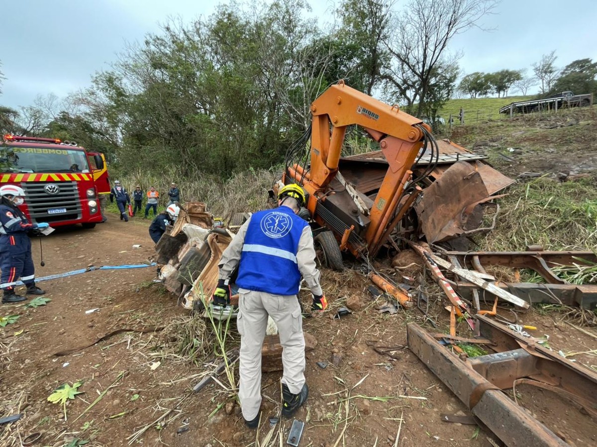 Motorista morre e passageiro fica ferido em acidente com caminhão guindaste na PR-317 | Oeste e ...