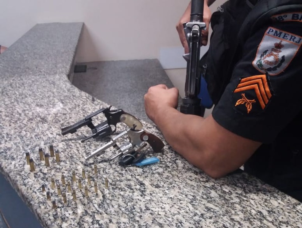 Homem é Preso Com Duas Armas E Munições Dentro De Casa Em Barra Mansa