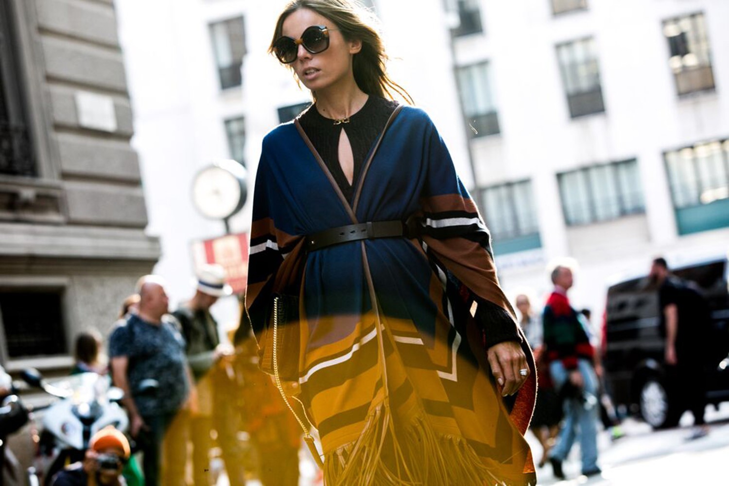 Street style: mix de texturas segue em alta pelas ruas de Milão ...