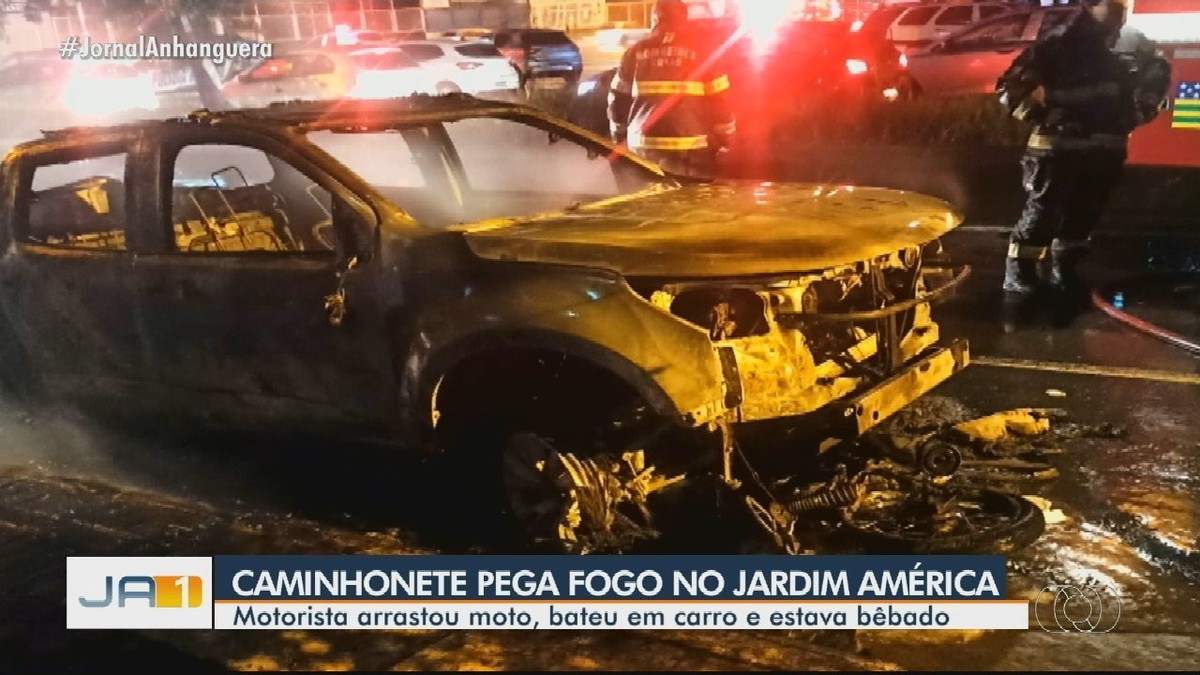Caminhonete Pega Fogo Após Motorista Bater Em Motociclista Arrastar