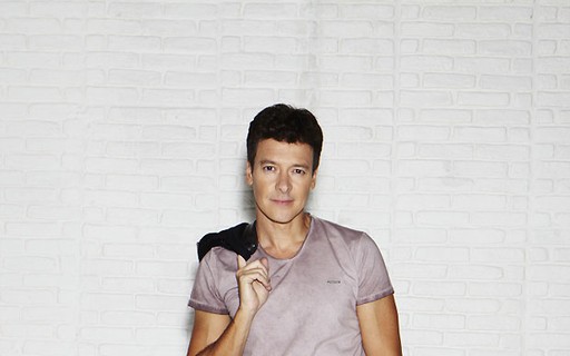 Rodrigo Faro tem dia de modelo para grife de jeans - Quem | QUEM News