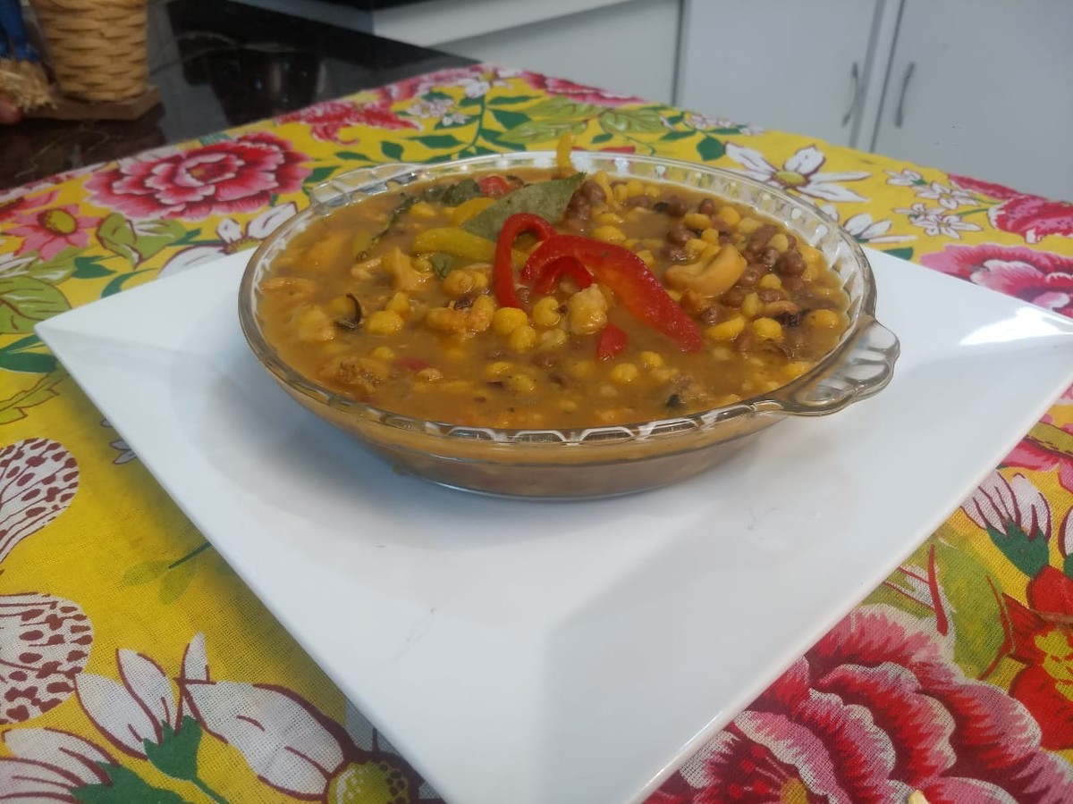 Aprenda como preparar uma 'Mungunzá Salgado de Frutos do Mar' para o ...