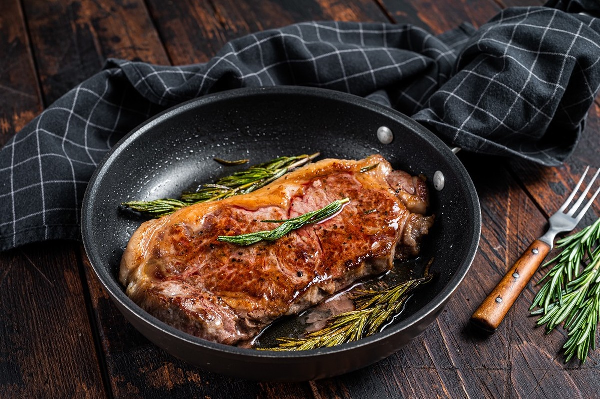 Descubra como selar a carne na frigideira de forma correta | Carnes de ...