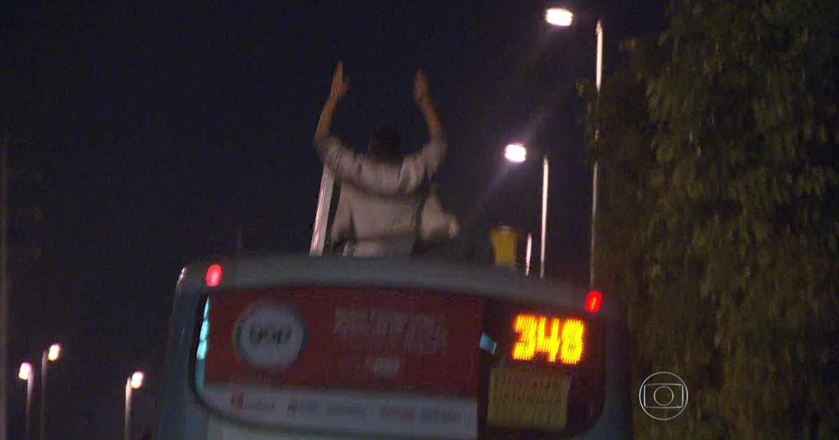 G1 - Vídeo mostra três jovens em teto de ônibus no Rio; assista ...