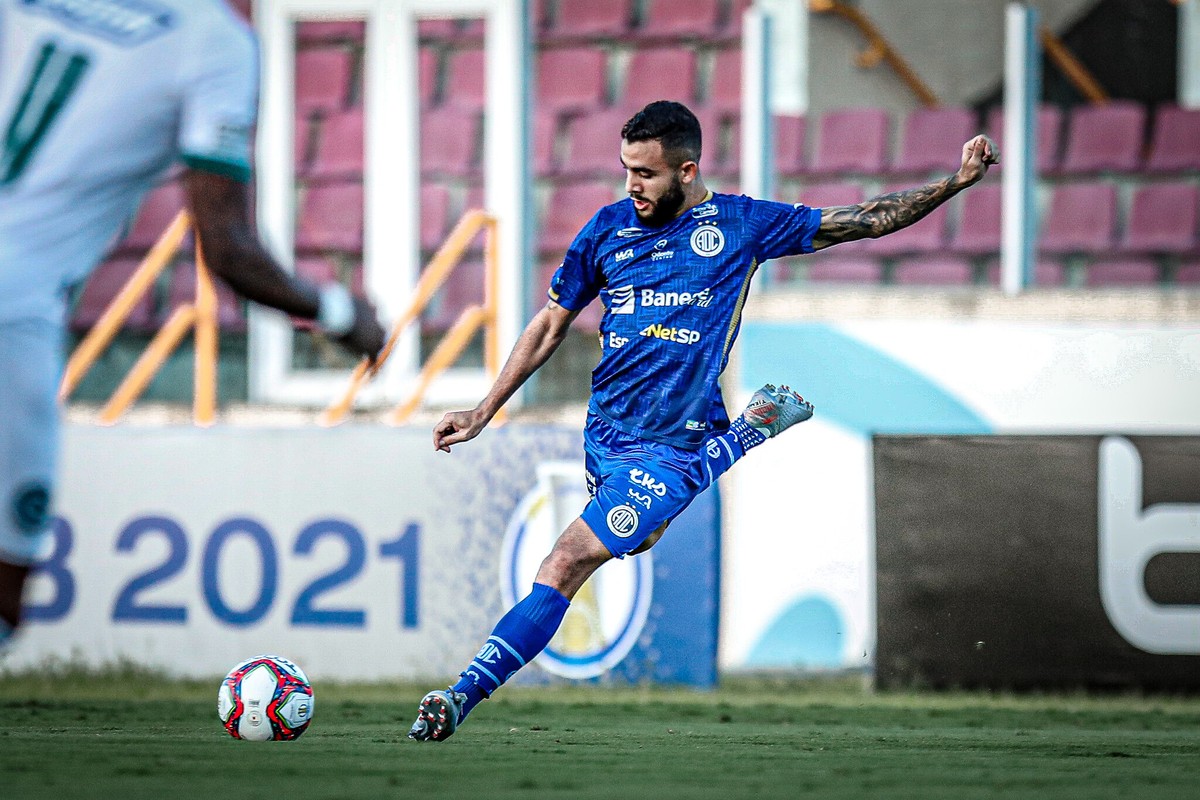 Confiança rescinde contrato com o lateral-direito Marcelinho ...