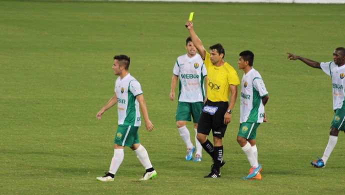 Poucos minutos, cartão e falta de ritmo: Jean Chera estreia no Cuiabá