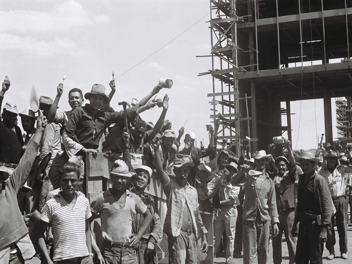 Brasília, 61 anos: fotos revelam rotina em vilas de operários e na ...