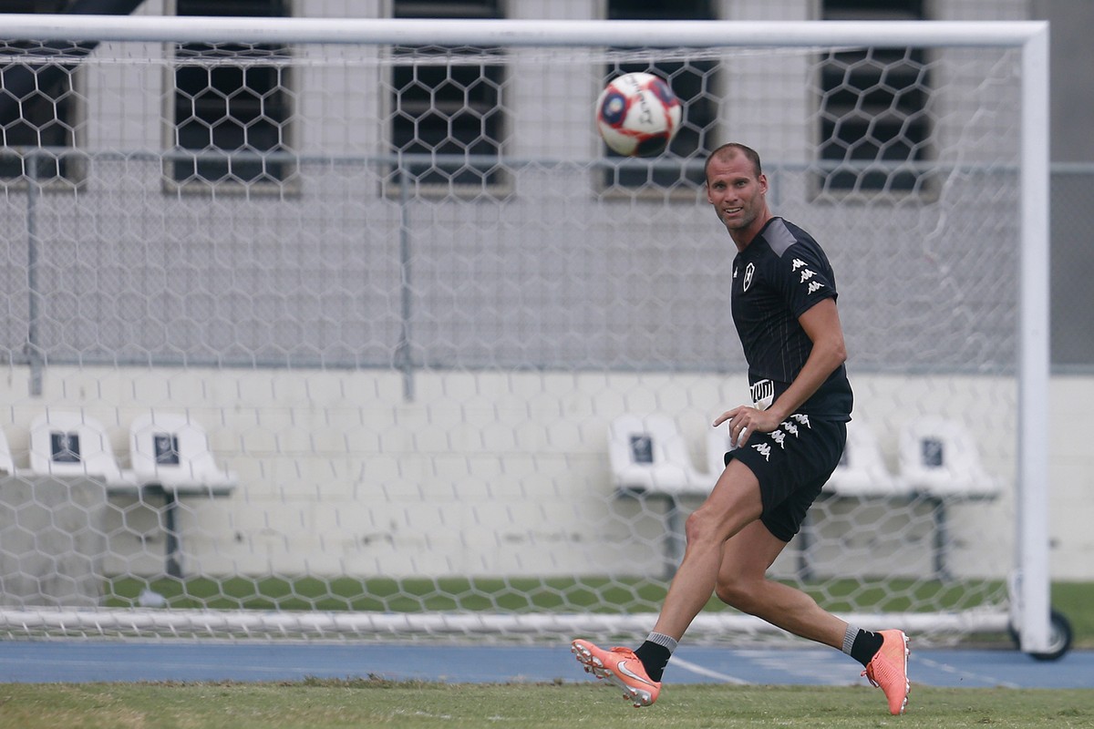 Carli é o único dos 18 reforços do Botafogo sem entrar em campo na ...