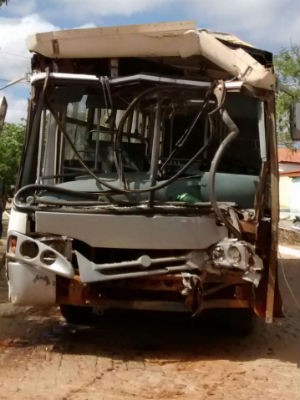 G1 - Ônibus escolar desce ladeira e atinge 2 casas na Bahia; motorista fica ferido - notícias em ...