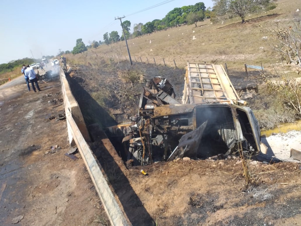 Motorista morre após carreta tombar e pegar fogo ao desviar de caminhonete em MT | Mato Grosso | G1