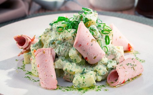 Salsichão com picles e salada de batatas - Casa e Jardim | Receitas