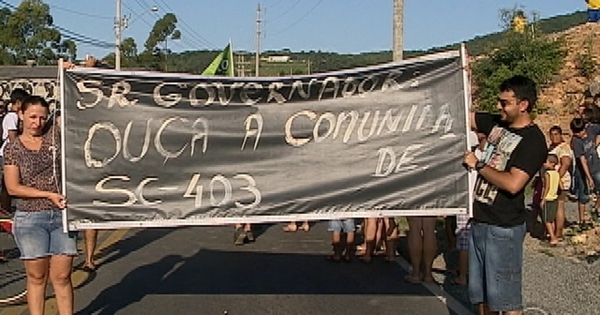 G1 - Moradores protestam e pedem mais segurança durante obras da SC-403 ...