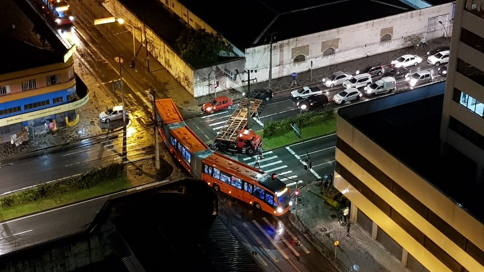 Um dia depois de começar a operar, ônibus Ligeirão Norte-Sul sofre ...