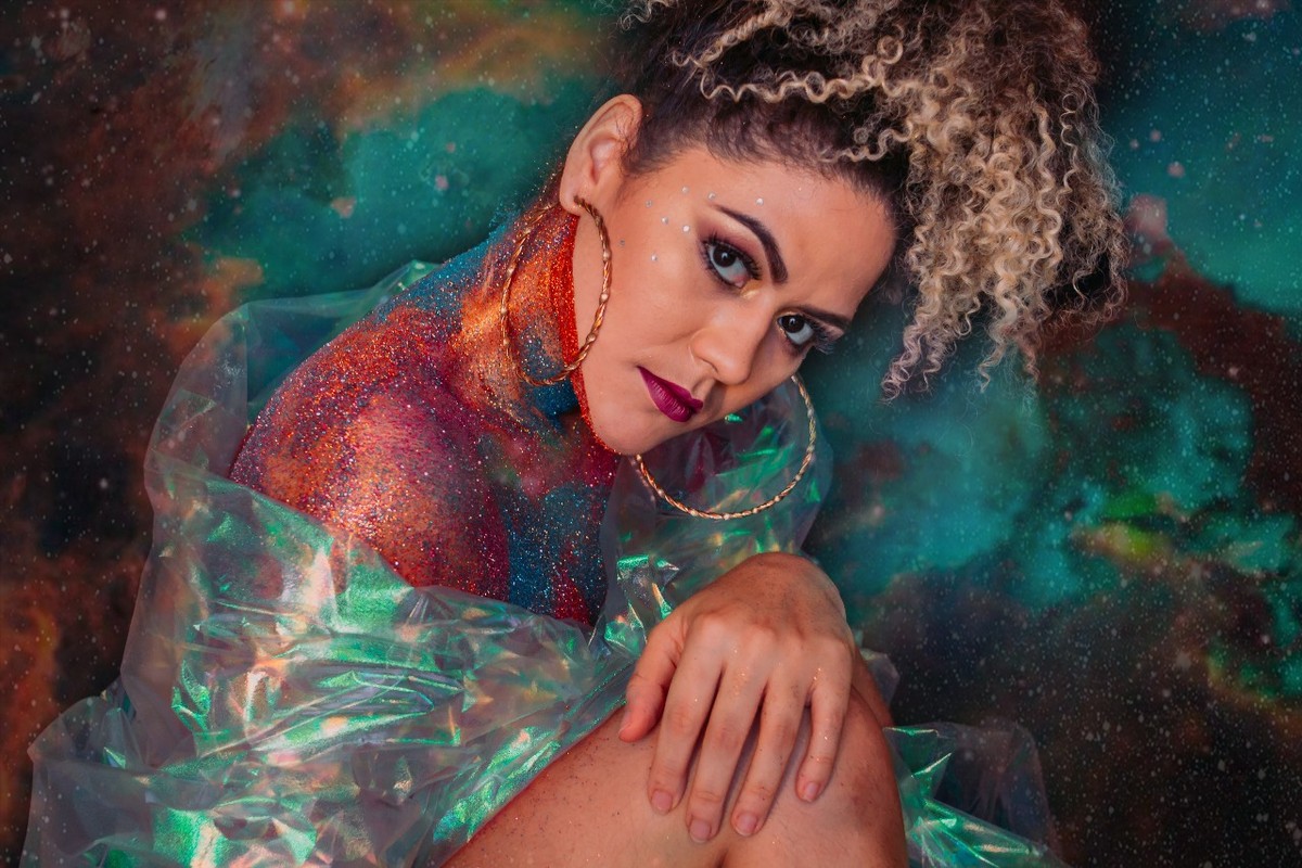 Músicas pop e soul contemporânea marcam novo show da cantora Ariel no ...