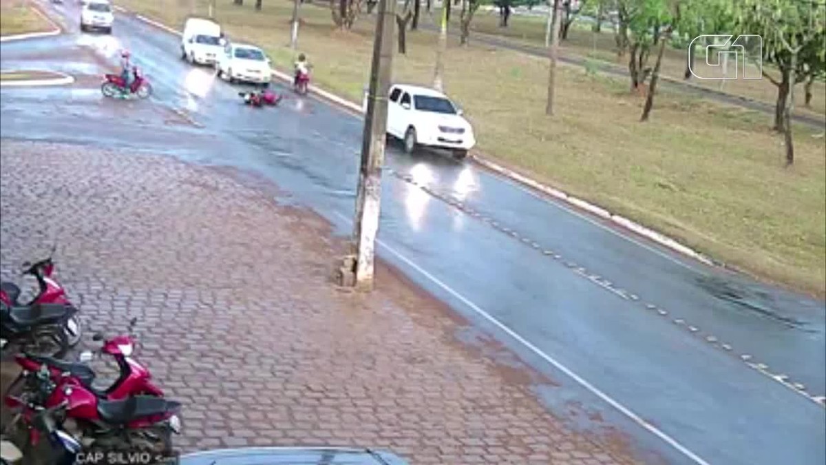 VÍdeo Homem é Atropelado Após Cair De Moto No Meio De Avenida De