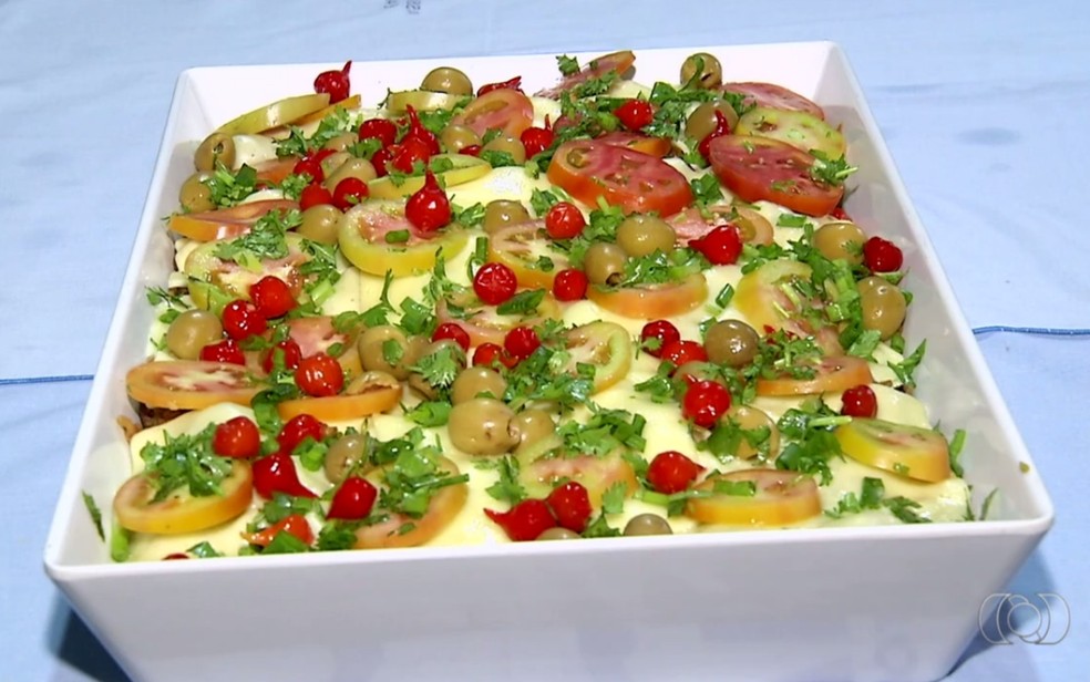 Cozinheira ensina como preparar panelinha com três tipos de carne ...