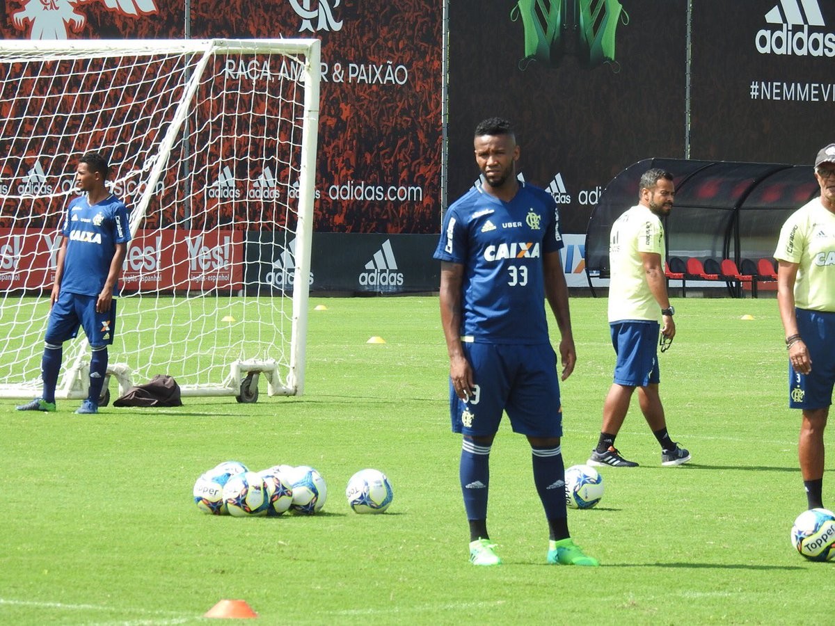 Vaz volta em novo estilo, erra pouco e ganha incentivo de Zé Ricardo ...