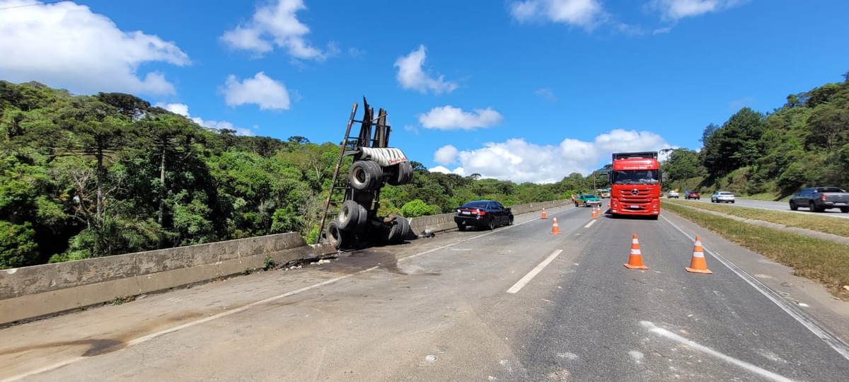 Carreta invade pista contrária, bate em carro e despenca de altura de 10 metros na BR-376, diz ...