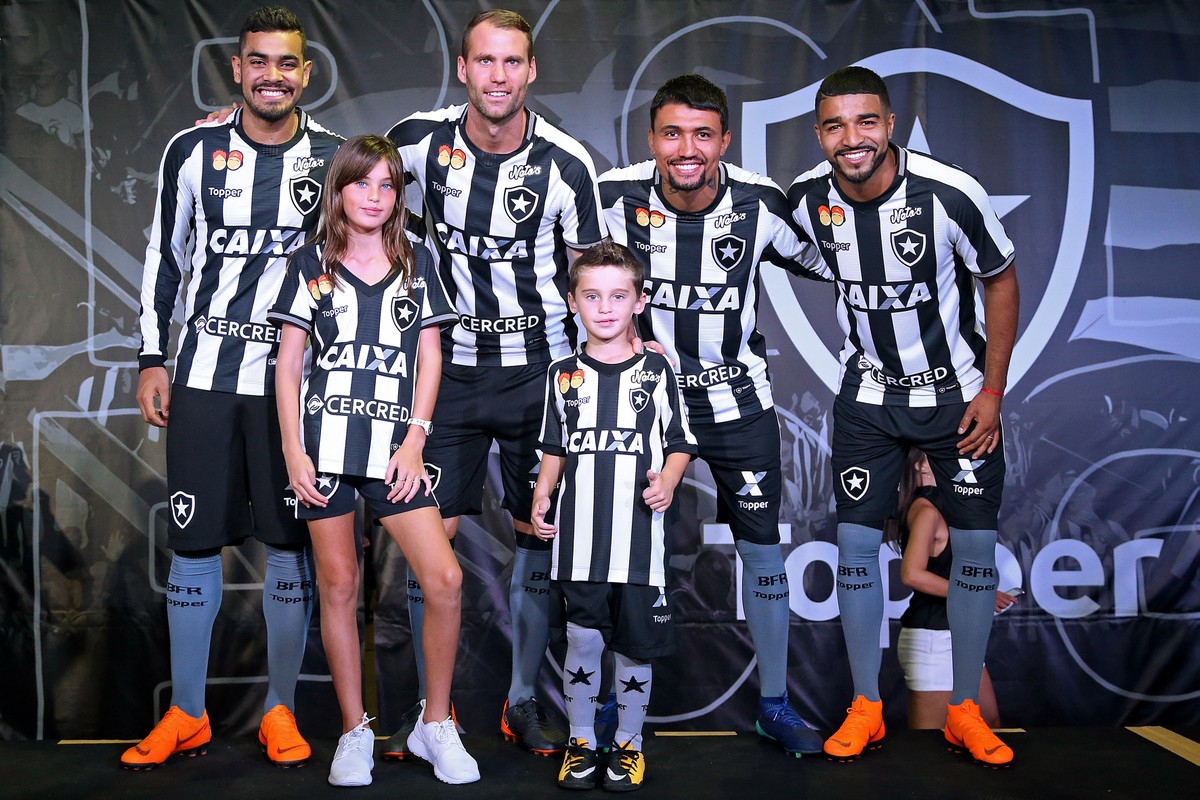 Aos gritos de "é campeão", elenco desfila e apresenta os novos ...