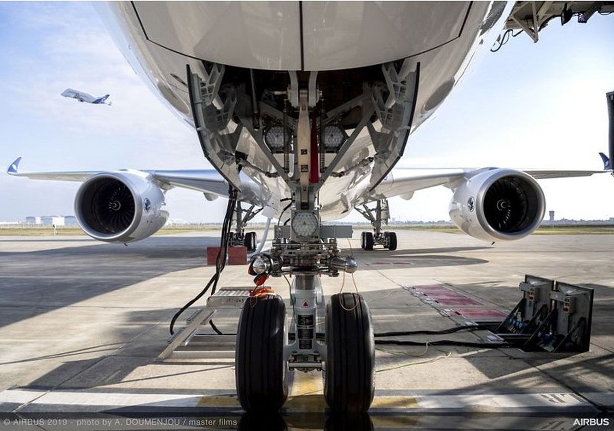 Azul faz estreia da A350, maior avião de sua frota, e estuda novas ...