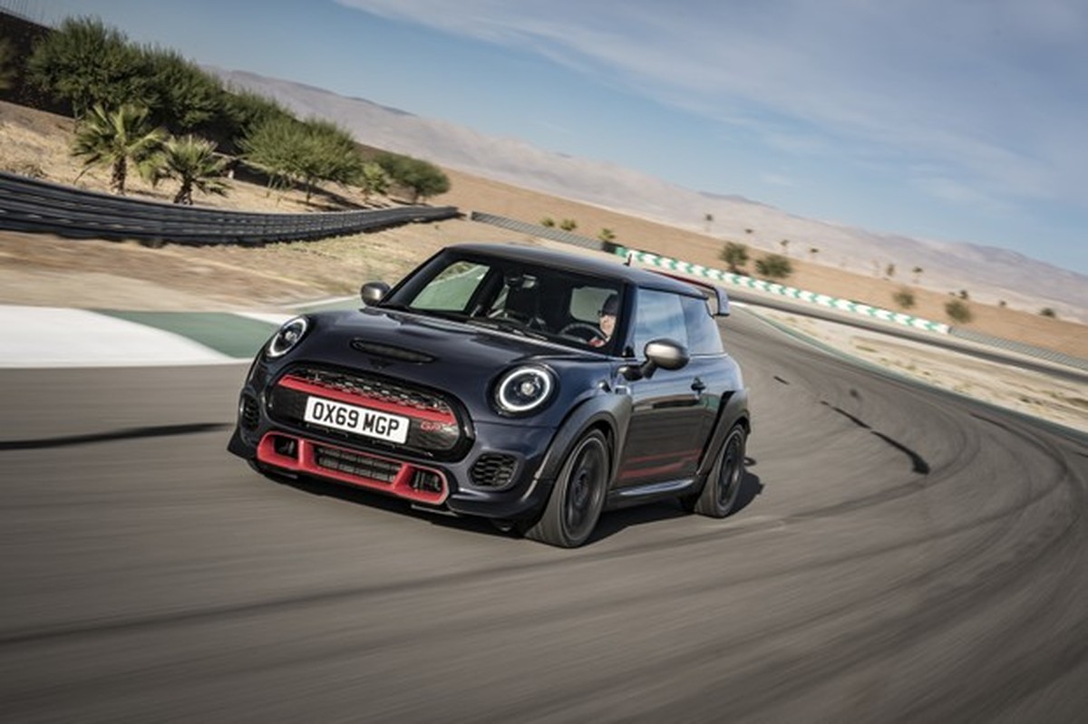 Mini John Cooper Works GP surge com 306 cv e um aerofólio nem tão mini ...