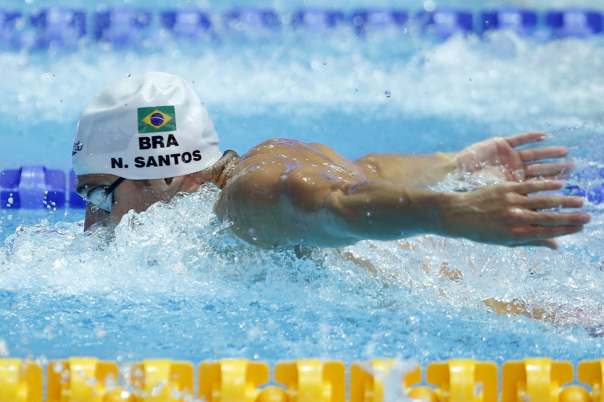 Com touca de Nicholas, Leo de Deus avança em 4º às semis dos 200m ...