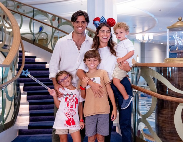 Felipe Simas e Mariana Uhlmann fazem primeiro cruzeiro com os filhos ...