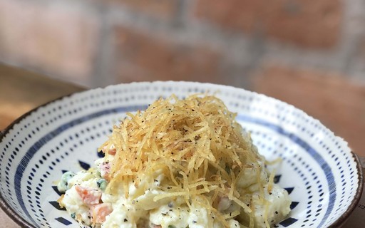 Salsichão com picles e salada de batatas - Casa e Jardim | Receitas