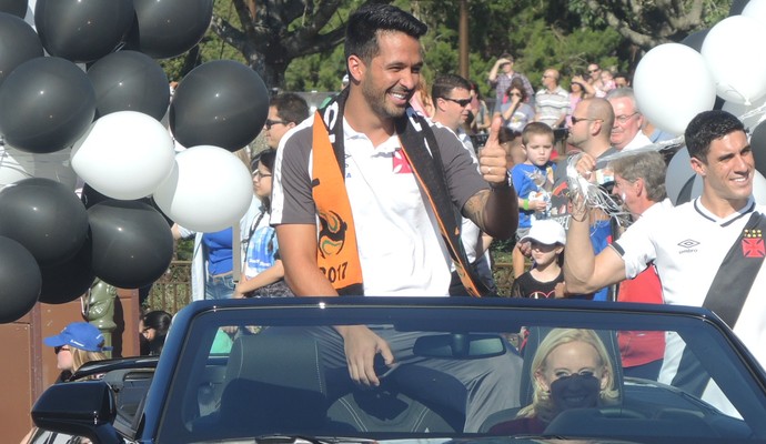 De volta à infância: Luan representa o Vasco em desfile na Disney
