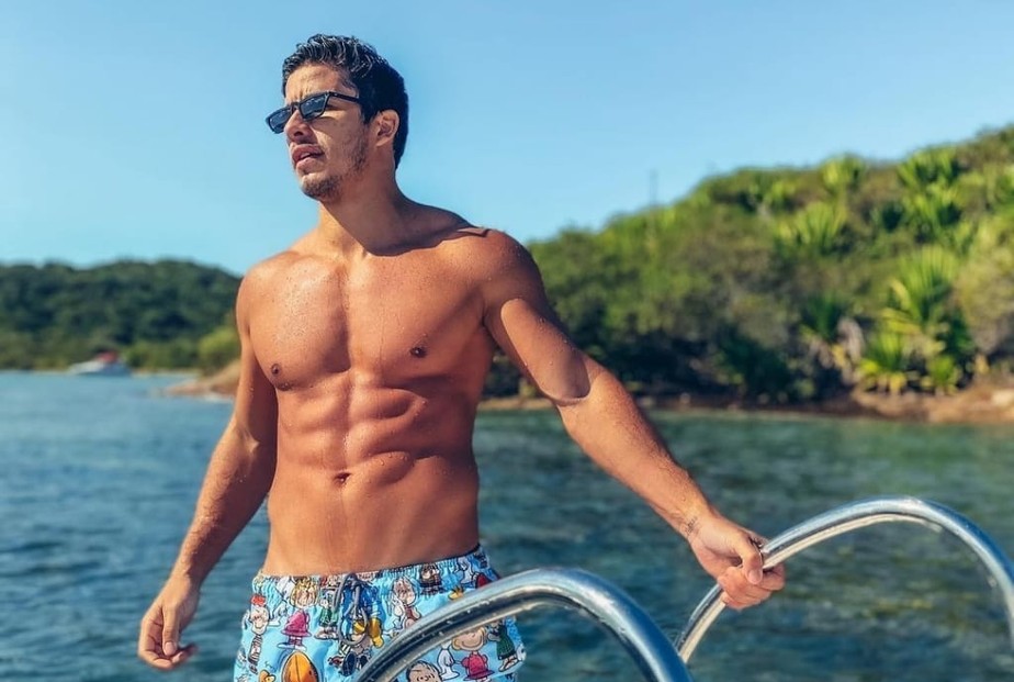 Ricky Tavares posa em cenário paradisíaco carioca | Celebridades | Vogue