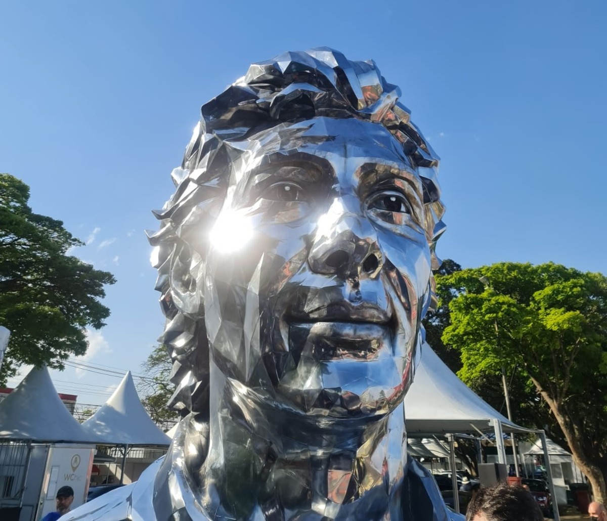 Escultura do piloto Ayrton Senna é inaugurada no Autódromo de ...