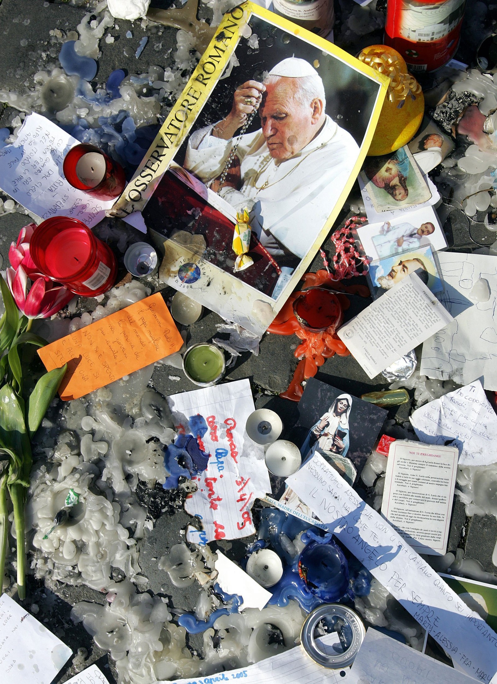 Bento XVI, então cardeal Joseph Ratzinger, celebrou funeral de João ...