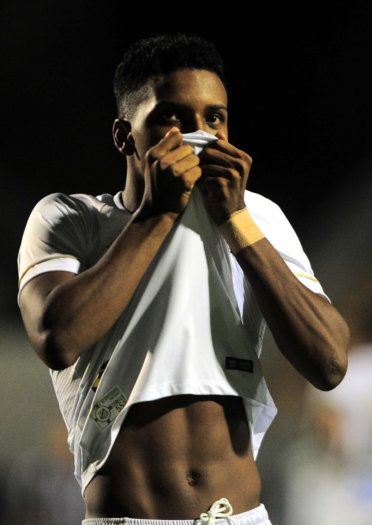 Rodrygo supera marca de Neymar e chega aos 50 jogos pelo Santos neste ...