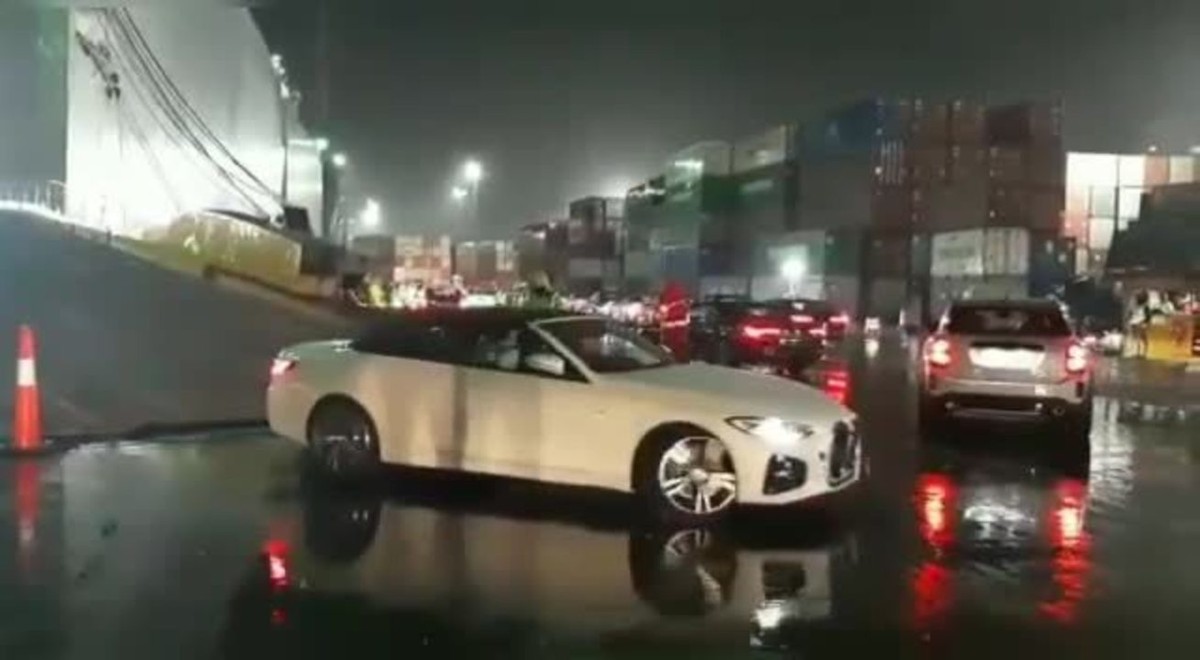 Mais de 680 carros importados desembarcam de navio com 200 metros de ...