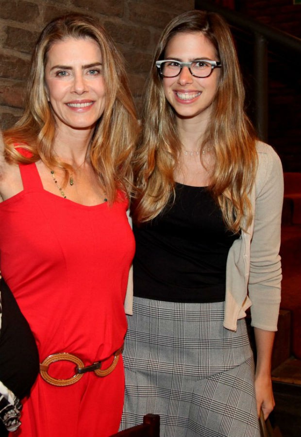 Em rara aparição, filha de Maitê Proença vai à peça da mãe - Quem ...