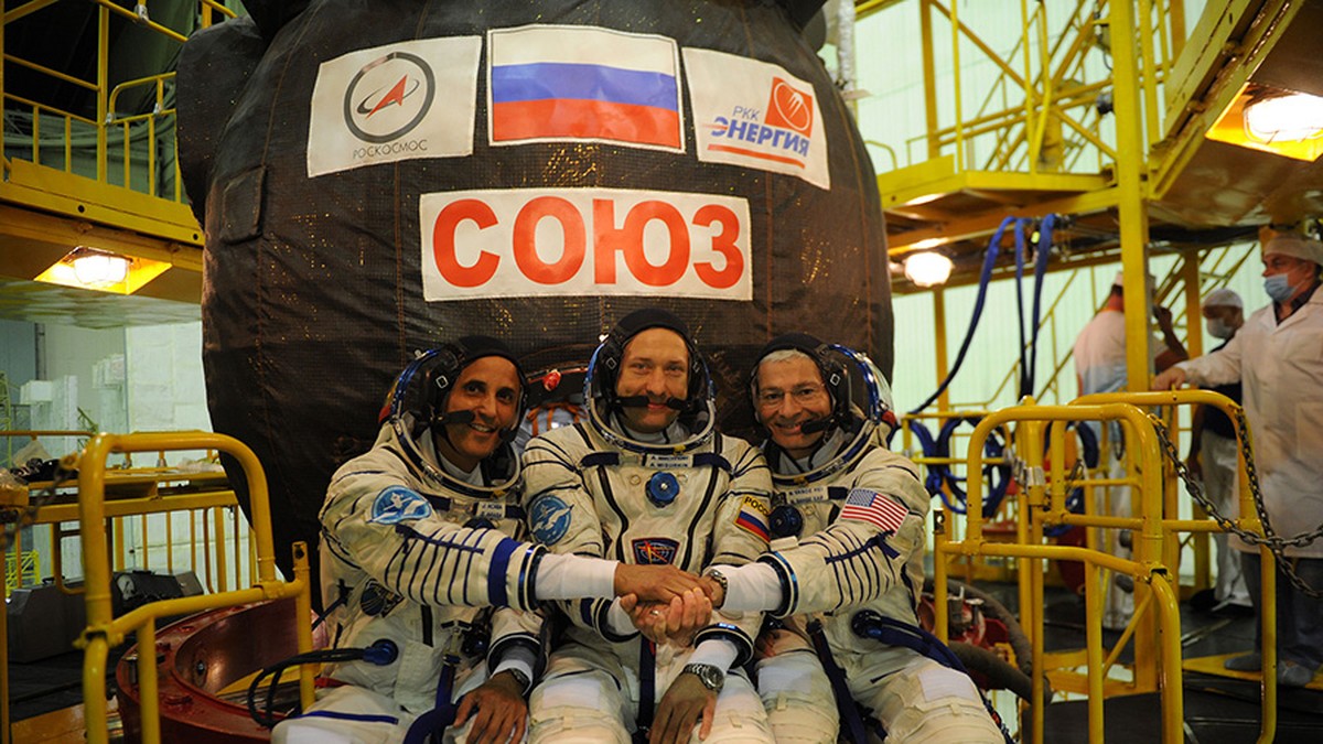 Astronautas da estação espacial viajam de volta à Terra | Ciência e ...