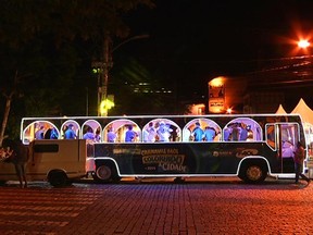 G1 - Ônibus com marchinhas de carnaval anima a folia em Nova Friburgo ...