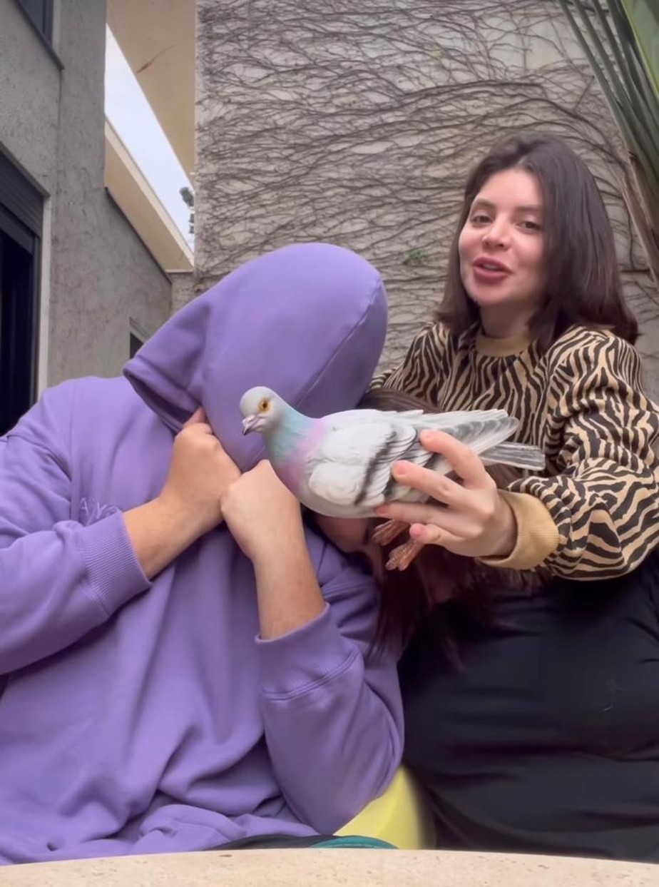 Gkay volta a surpreender com bolsa em formato de pombo que custa R$ 5 ...