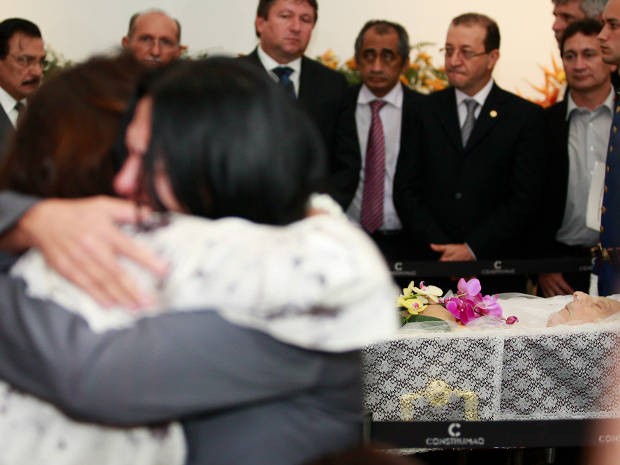 G1 - Corpo de Almir Gabriel sai de Belém em cortejo para Castanhal, PA ...