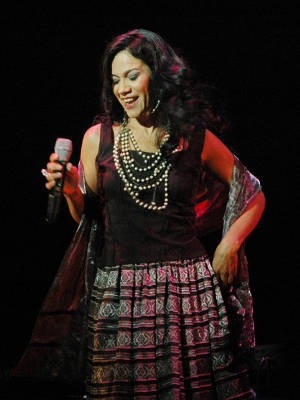 G1 - Cantora Simone Almeida apresenta o show "Intimista" em Belém ...