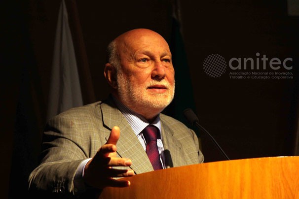 Rede Globo > globo universidade - Domenico de Masi fala sobre a sociedade pós-industrial