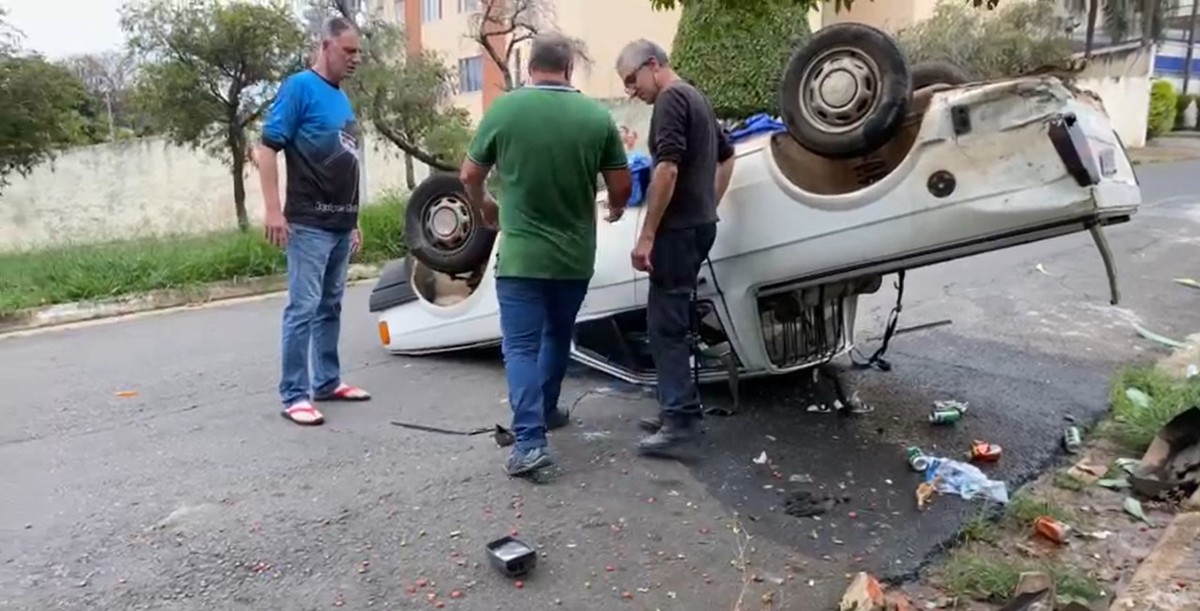 Batida entre carros deixa duas pessoas feridas em Campinas | Campinas e Região | G1